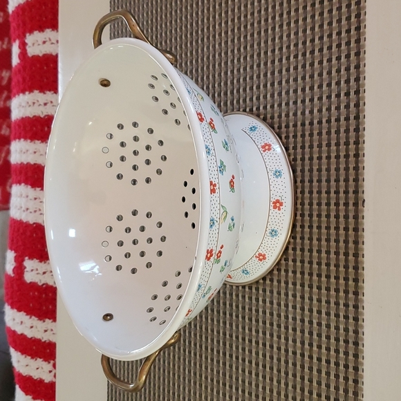 Enamel Ware | Kitchen | Vintage Enamel Ware Metal Colander With Solid ...